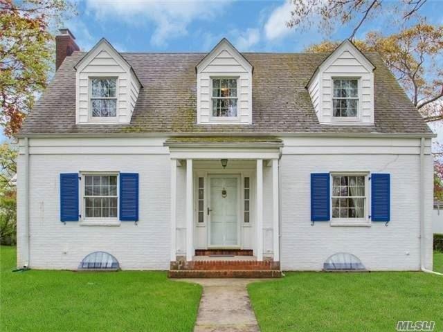 6 Beverly Pkwy, Freeport, NY 11520