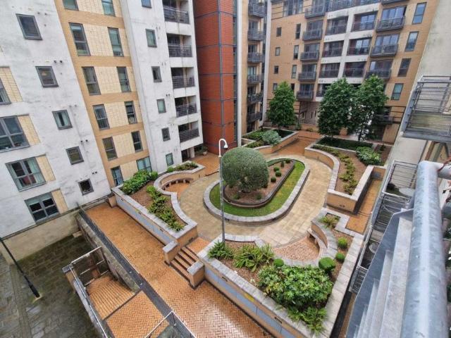 6 Bowman Lane, Leeds