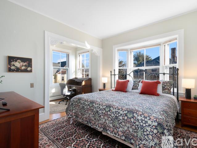 6 BR, 2.5 BA Apartment 123 Benevolent Street, Providence, RI 02906
