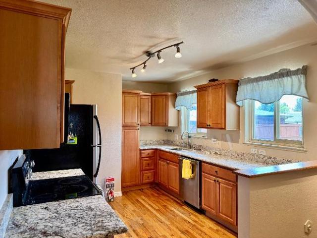 6 Br, 2 bath, Single Family 3695 Grape Street