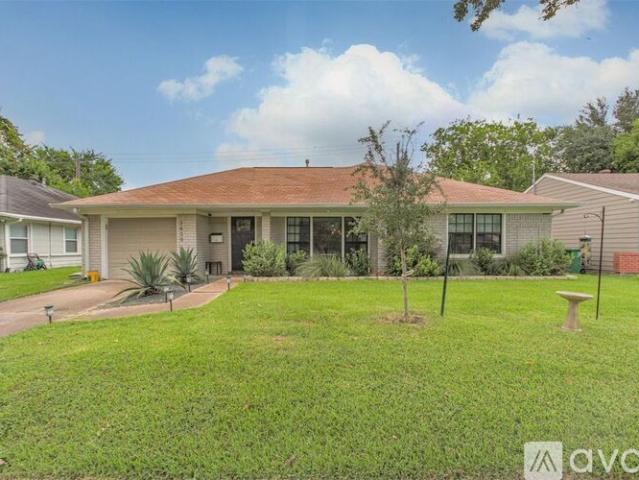 6 BR, 2 BA Apartment 3439 Wentworth St, Houston, TX 77004