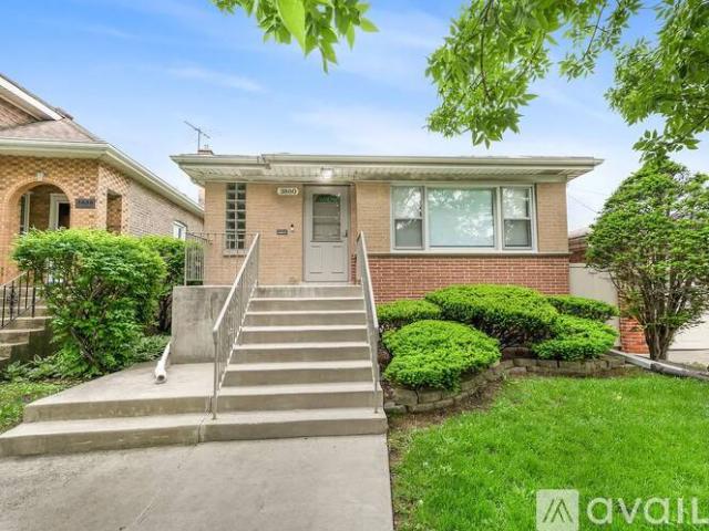 6 BR, 2 BA Apartment 3860 N Oketo Ave, Chicago, IL 60634