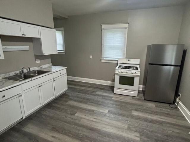 6 BR, 2 BA Apartment 704 Walker St, Des Moines, IA 50316