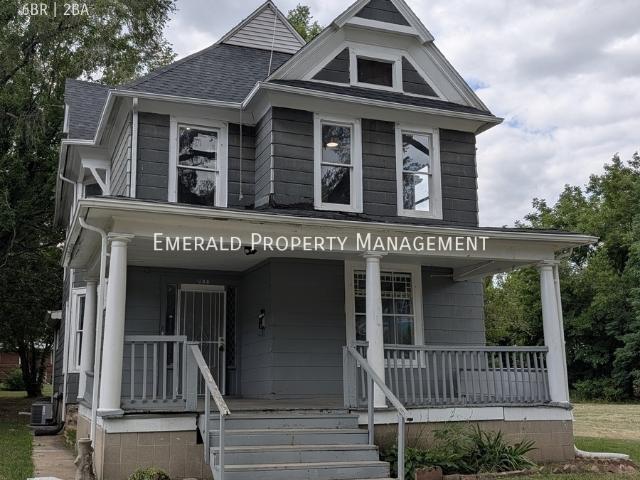6 BR, 2 BA Apartment 964 N Court St, Rockford, IL 61103