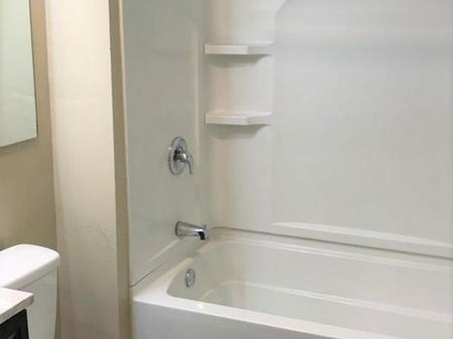 6 br, 3 bath House 207 Iris Circle
