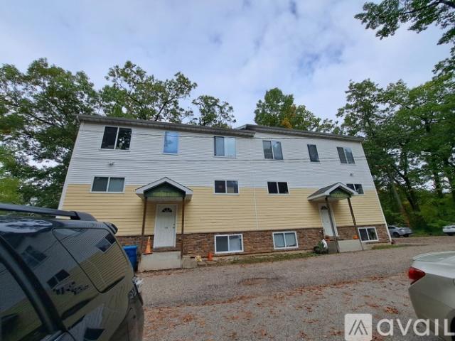6 BR, 3 BA Apartment 1329 Knollwood Avenue, Kalamazoo, MI 49006