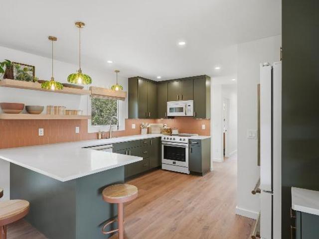 6 Br, 4 bath, Single Family 117 Henderson St