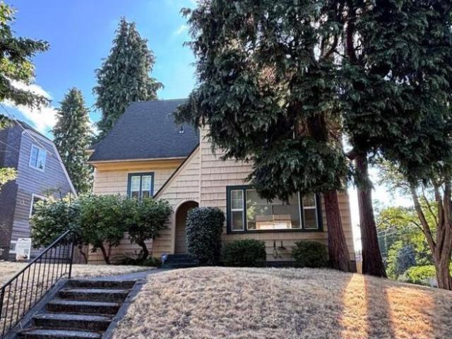 6 Br, 4 bath, Single Family 7802 Roosevelt Way NE