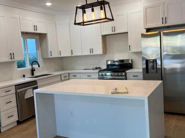 6 Br, 4 bath, Single Family 951 North Oxford Ave