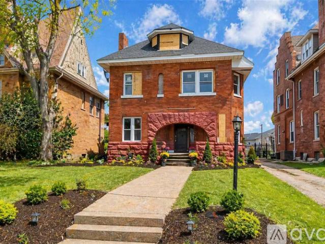 6 BR, 4 BA Apartment 4266 Washington St, St. Louis, MO 63108