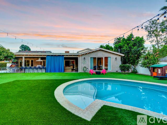 6 BR, 6.5 BA Apartment 5815 Ranchito Ave, Los Angeles, CA 91401