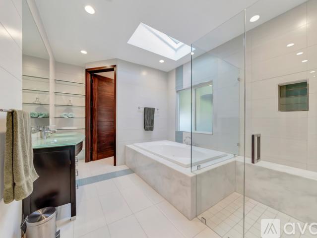 6 BR, 6.5 BA Apartment 5815 Ranchito Ave, Los Angeles, CA 91401