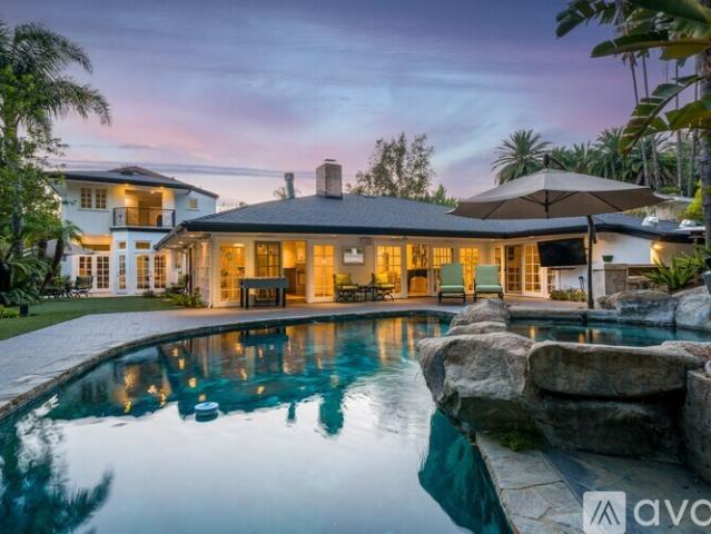 6 BR, 6.5 BA Apartment 9023 Alto Cedro Dr, Beverly Hills, CA 90210