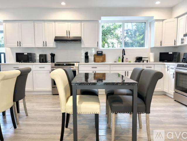 6 BR, 6 BA Apartment 1597 W 37th St, Unit 0, Los Angeles, CA 90018