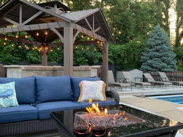 6 Candlewood Court