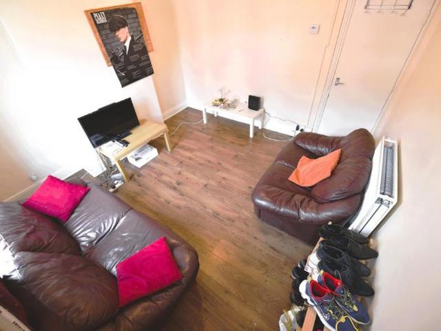 6 Carberry Place 3 bed house to rent £1,404 pcm £324 pw