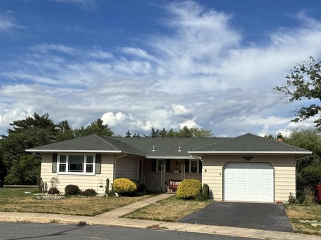 6 Carrazal Ct, Toms River, NJ 08757