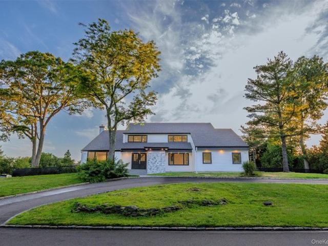 6 Clearmeadow Ct, Woodbury, NY 11797