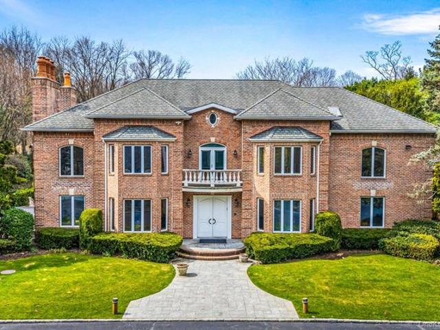 6 Coachmans Ct, Old Westbury, NY 11568