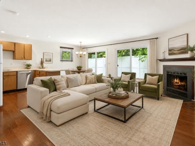 6 Crestwood Common