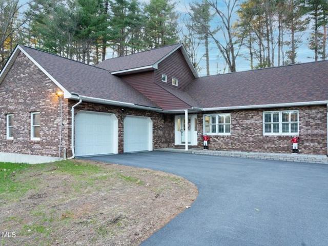6 Crown Pt, Ballston Lake, NY 12019