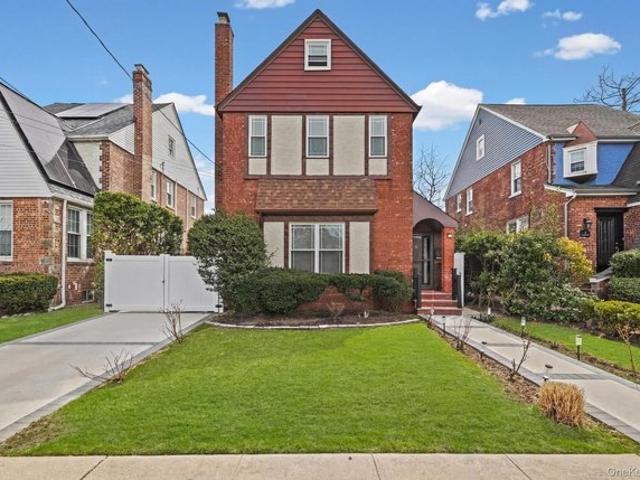 6 Dubonnet Rd, Valley Stream, NY 11581