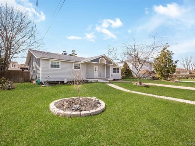 6 Evy Ct, Sayville, NY 11782