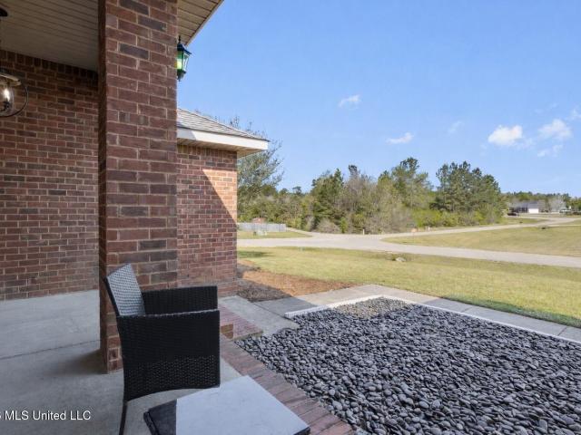 6 E Deerwood Drive