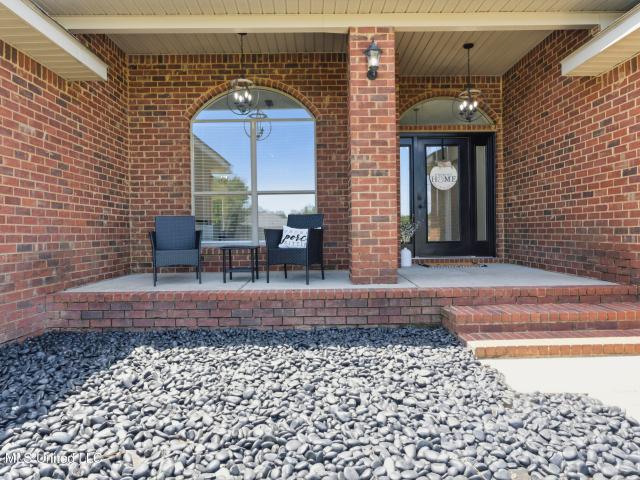 6 E Deerwood Drive