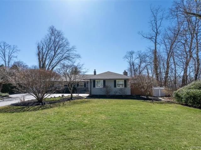 6 Edcris Ln, Huntington, NY 11743