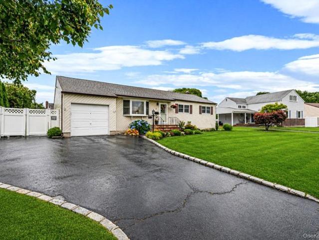 6 Elwin Pl, East Northport, NY 11731