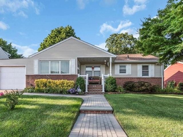 6 Emerald Dr, Glen Cove, NY 11542