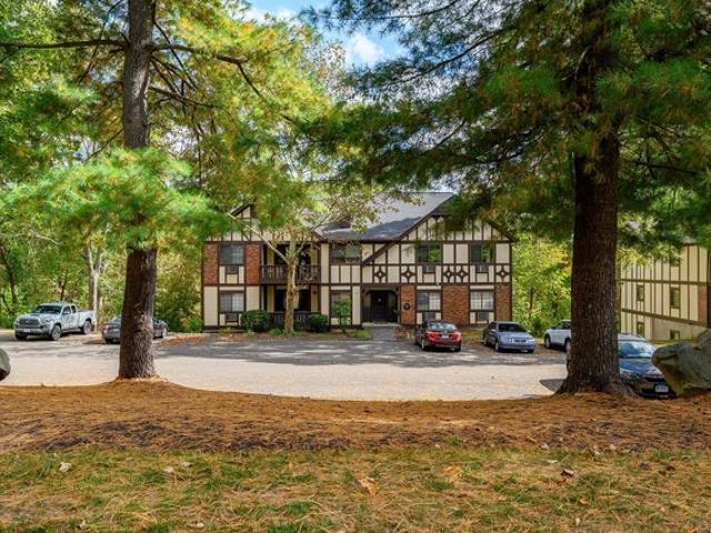 6 Essex Ct Unit 6, Brookfield, CT 06804