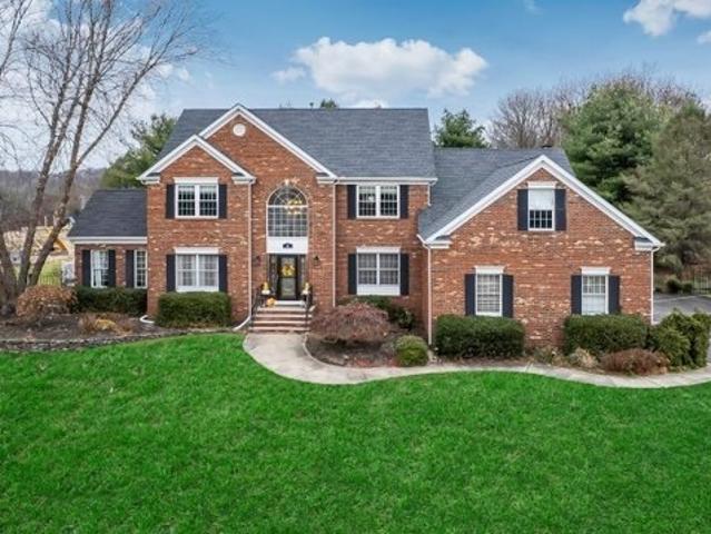 6 Fieldcrest Dr, Mount Olive Township, NJ 07828