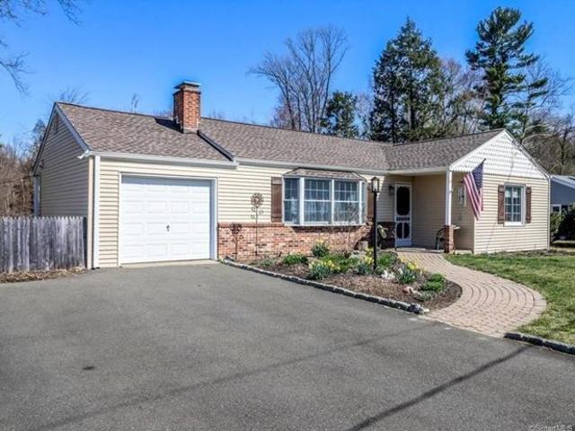 6 Fleetwood Dr, Newtown, CT 06482