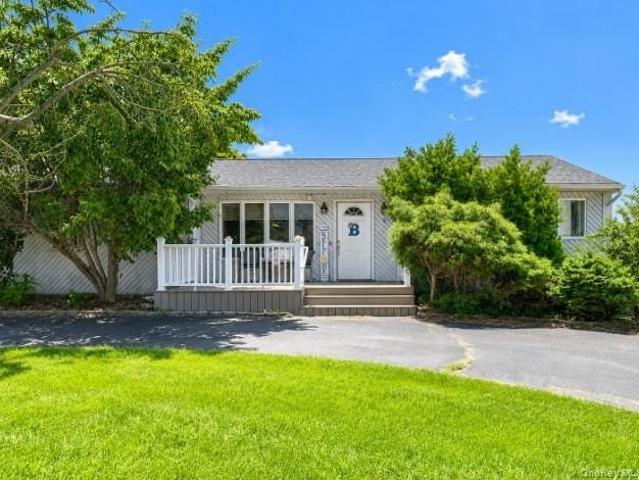 6 Flushing St, Holtsville, NY 11742
