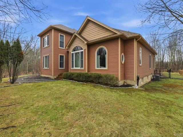 6 Foxwood Rd, New Paltz, NY 12561