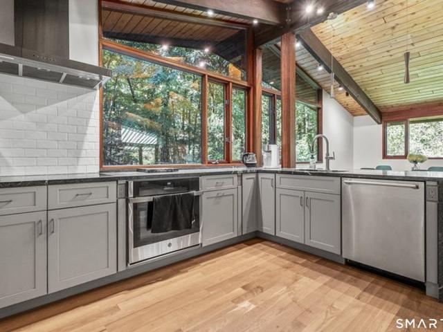 6 Great Pond Ln, Redding, CT 06896