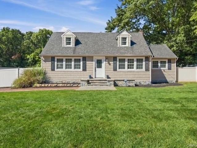 6 Hawk Rd, Rocky Point, NY 11778
