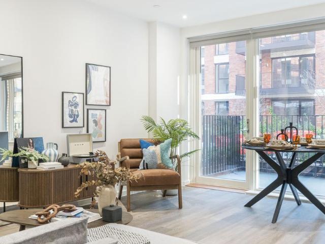 6 Headlam Avenue, London SW4 3 bed apartment to rent £3,800 pcm £877 pw