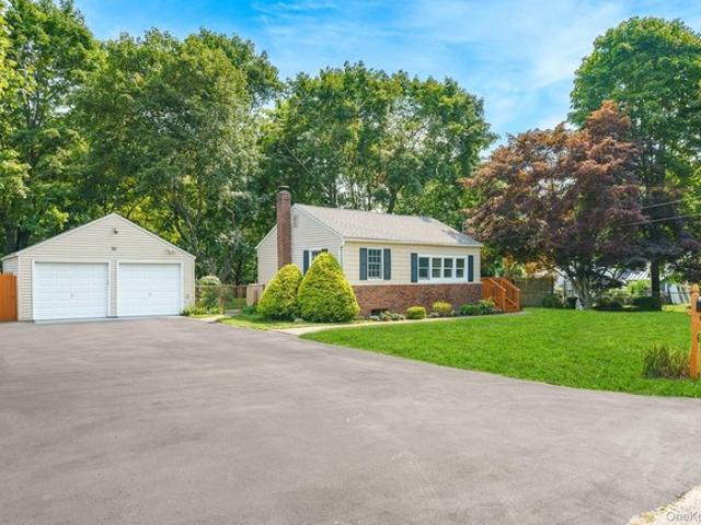 6 Hines Rd, Middle Island, NY 11953