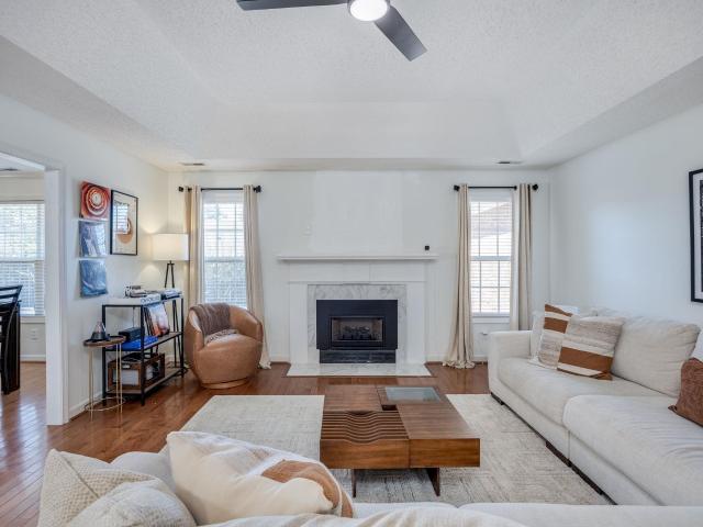 6 Holly Thorn Court