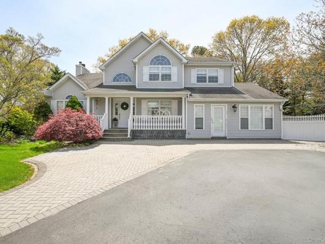6 Ivy Ct, Centereach, NY 11720