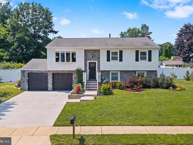 6 Independence Dr, Bordentown, NJ 08505