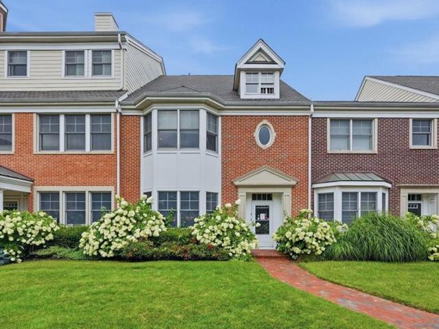 6 Intrepid Ct, Jersey City, NJ 07305