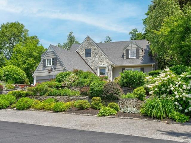 6 Janssen Dr, Manhasset, NY 11030