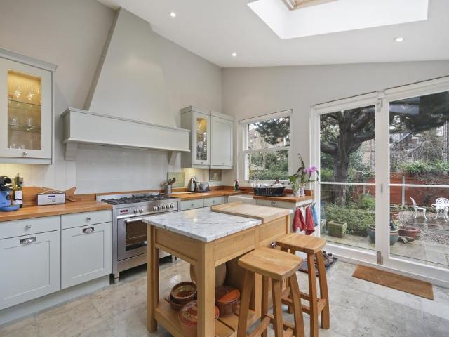 6 Kew Gardens Road, Richmond, TW9 2 bed flat to rent £3,200 pcm £738 pw