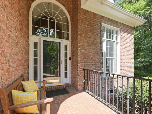 6 King William Court