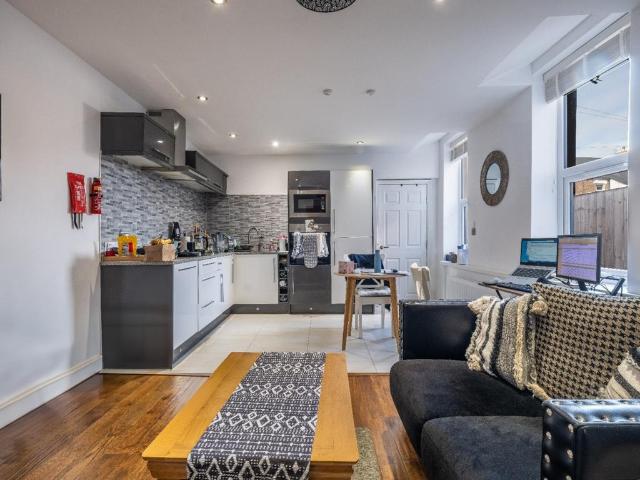 6 Lansdowne Terrace East, Tyne and. 1 bed flat to rent £1,101 pcm £254 pw