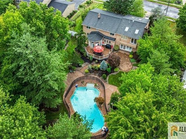 6 Limoli Ct, Edison, NJ 08820